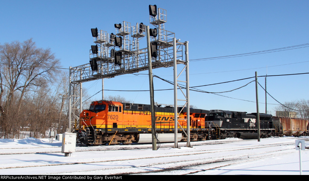 BNSF 7620 & NS 1011